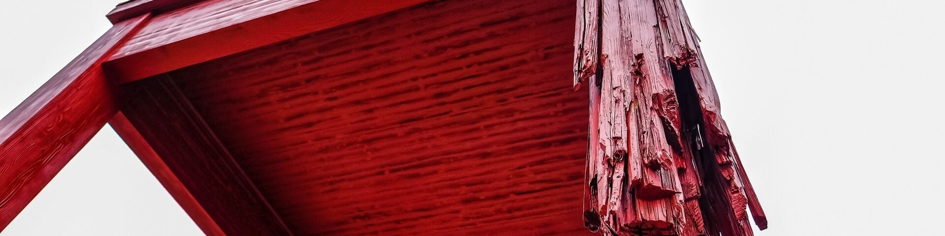 Giant broken chair sculpture next the the UN as a symbol of opposition to land mines