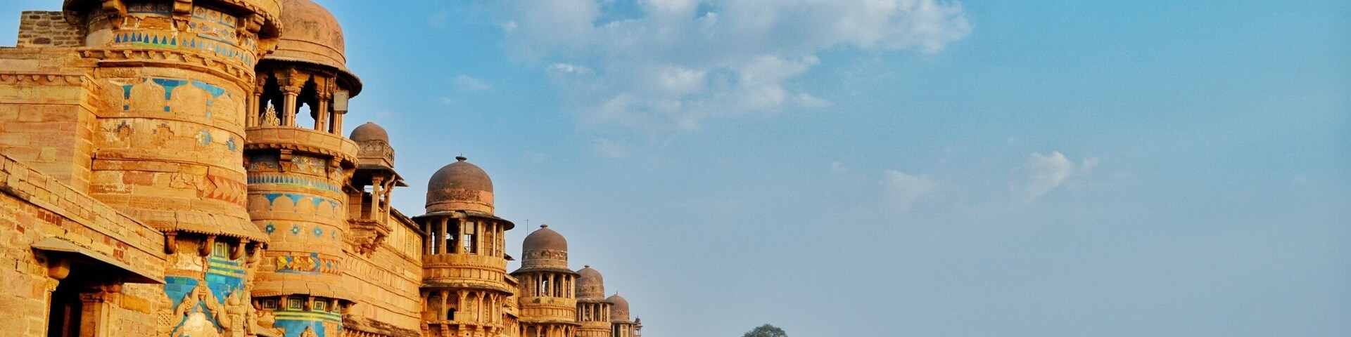#DevsTravelBag From the holy soil of Sanchi, my destiny brings me to one of the most beautiful and biggest forts of India, the Gwalior fort. 
Situated at the hills of Gwalior, this grand fort surely takes you back to the 15th century and simply leaves you speechless. 
.
Let's explore some more about this beautiful place.  Stay tuned. ------------------------ ----
.
.
.
.
.
.
.
.
#indiaclicks #yourshotphotographer #NGTDailyShot #Natgeotravel #sidthewanderer  #Beautifuldestinations #LonelyPlanetIndia #indiaclicks #theweekoninstagram #indiapictures #storiesofindia 
#IncredibleIndia  #_soi #igramming_india #indiatravel  #travelrealindia #Lifewelltravelled #travelbug #traveladdict #travellife #travels #travelgram #instatravel #instatraveling #instapassport #travelblog #travelblogger #passionpassport #ilovetravel
#Mponmymind #Magnificentmp
#Troveontuesday #troveron #GoldenHour #Lifeatexpedia
