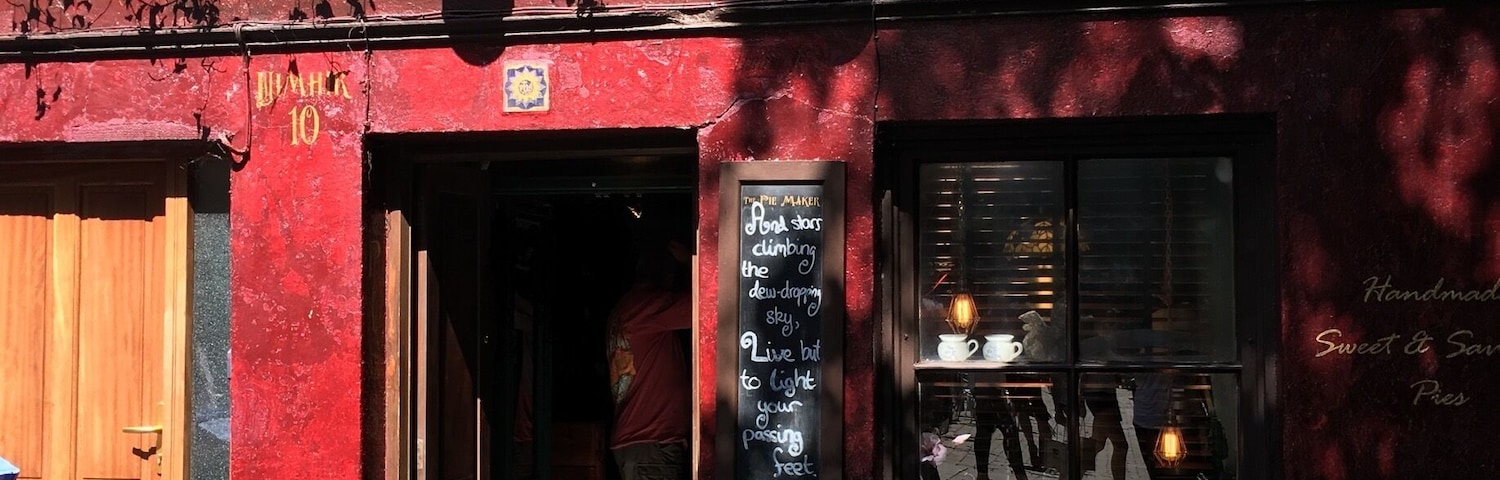 Um edifício com fachada vermelha e uma placa com a inscrição 'THE MAKER'.