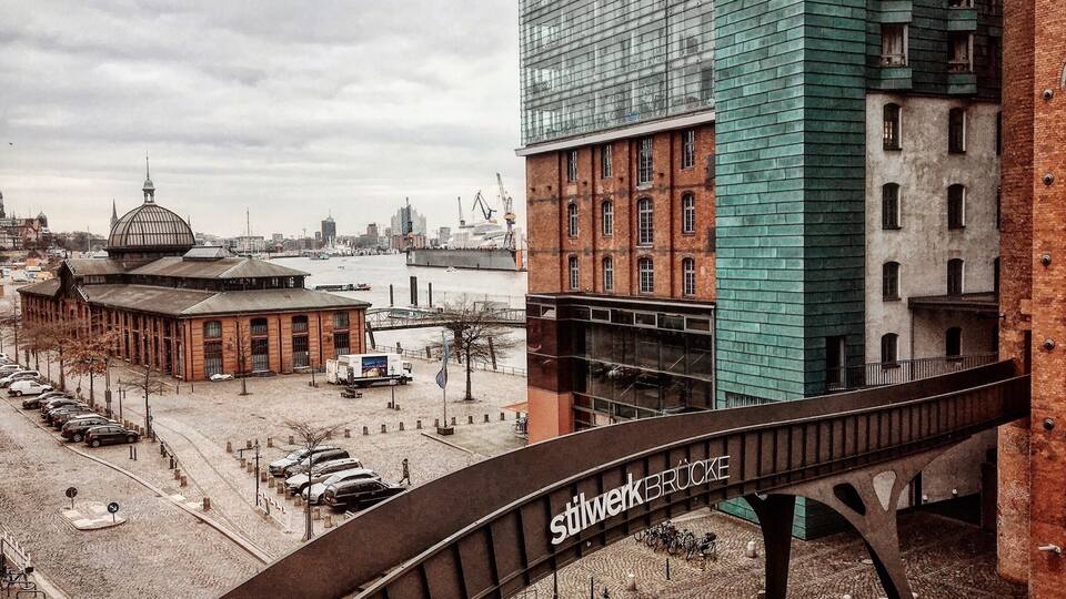 This one is shot from inside a shop called Stilwerk at Hamburg'a old fish market. At Stilwerk you mainly find cool designed furniture - nice to look at, but a little expensive... 👀