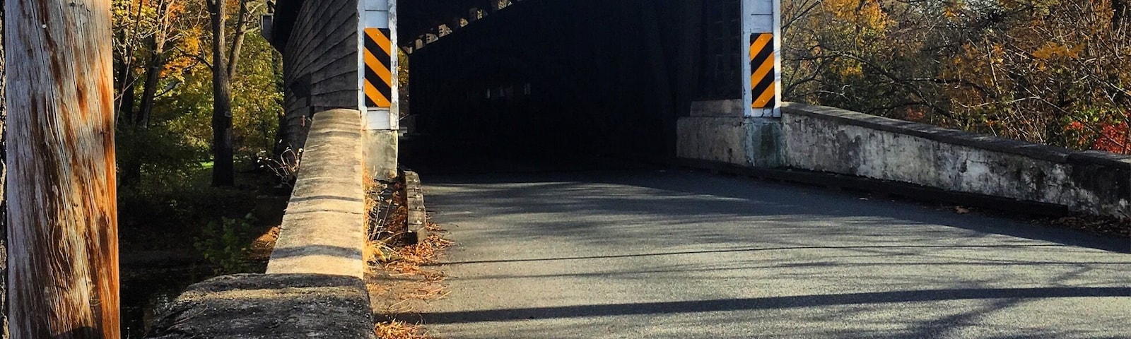 Entrada de um túnel rodoviário com sinalização de altura máxima.