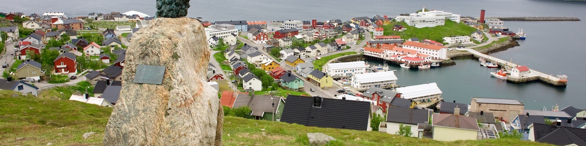 Honningsvag showing a monument, a coastal town and general coastal views