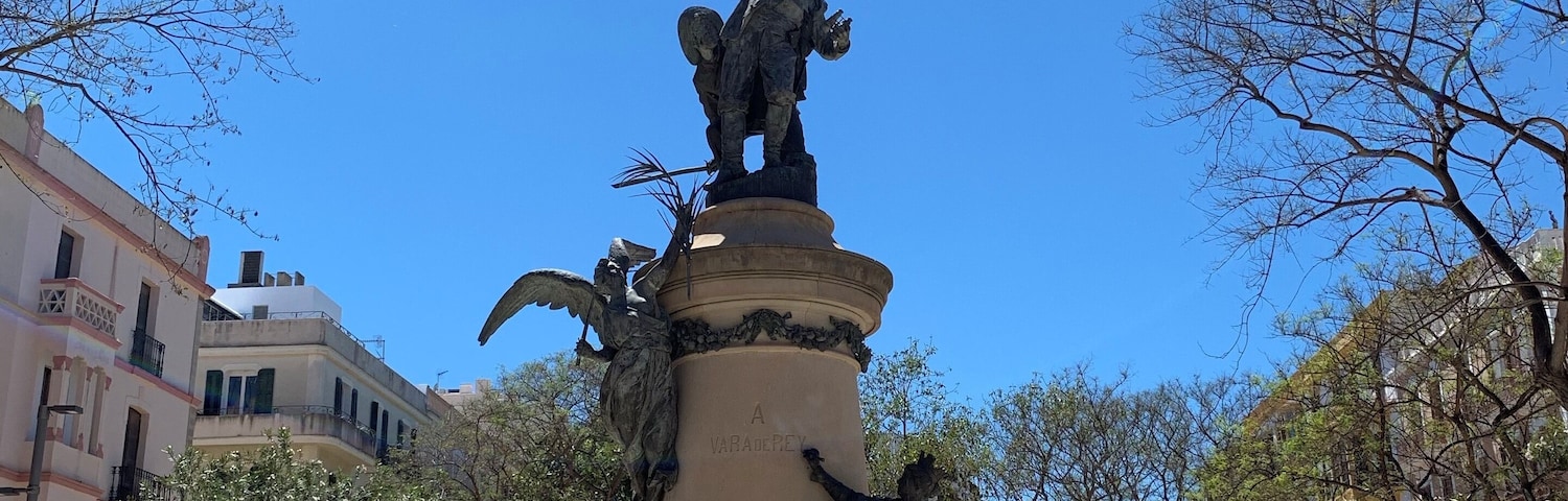 Photo taken on my recent visit to the beautiful island of Ibiza, in the town centre is the statue of Joaquín Vara de Rey y Rubio, born on Ibiza on 14th August 1841 and died fighting as a General in the Independence War of Cuba 1st July 1898. I didn’t notice the arc of light over the statue until I looked at my pictures later that night, it was the only picture it happened in! 🇪🇸