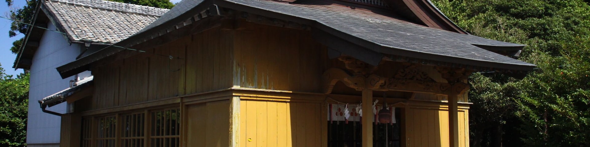 The shrine building of Amanotanagao jinja. Honden is covered in the wall and the tile-roofing connected from Haiden, and Honden is protected from the rainstorm.