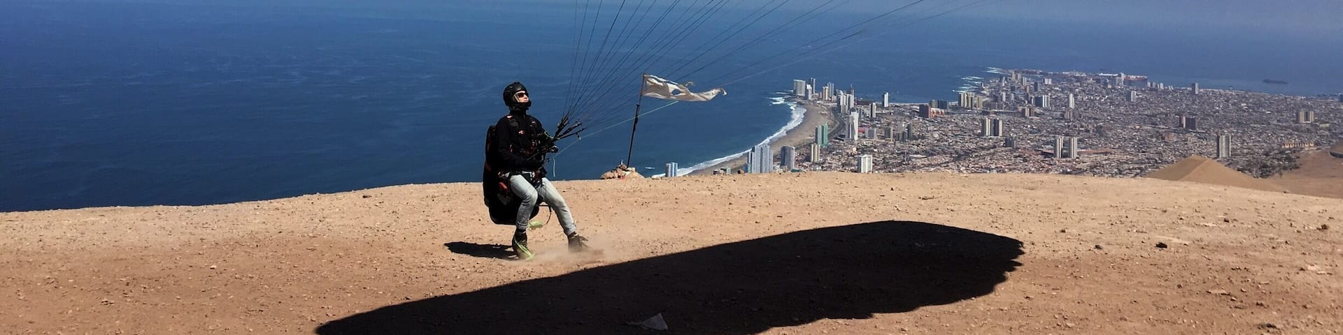 In Iquique you can fly over the city!! 🏙 Then a soft beach landing. Pack up, grab an ice cream across the street, and grab a taxi home. Or, just lie on the beach in the sunshine. 🏖 Best #paragliding!