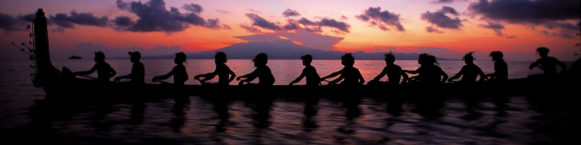 Ilhas Salomão caracterizando caiaque ou canoagem e um pôr do sol