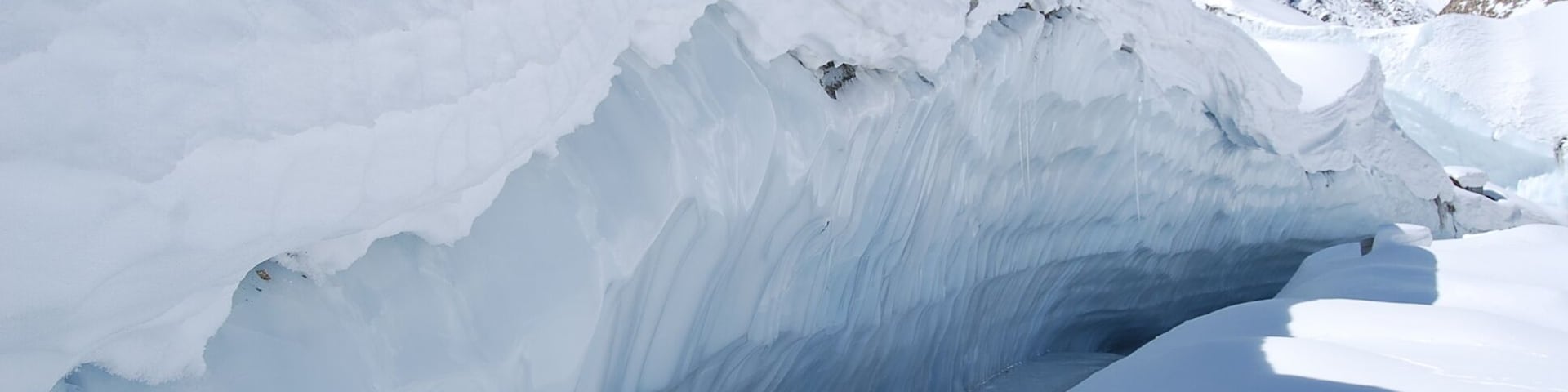 The mysterious Himalayas!
Mountains are beautiful, besides being mysterious. The hidden streams, deep crevasses and the changing weather gives them a part of their soul.
#Snow