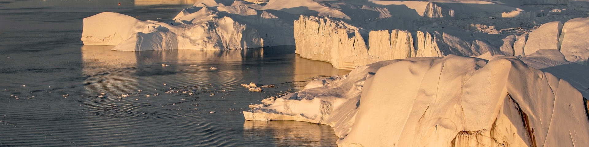Ilulissat que inclui litoral acidentado, canoagem e neve