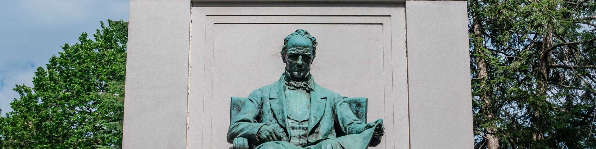 Uma estátua de um homem sentado com uma placa de identificação que diz "BVCHANAN".