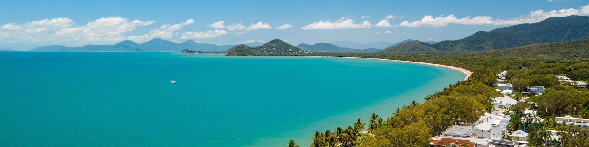 Palm Cove showing a coastal town, general coastal views and landscape views