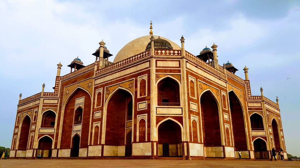 Humayun's tomb is the tomb of the Mughal Emperor Humayun in Delhi, India.
It's architecture was the model for The Taj Mahal.
#Mughals #architecture #history #india #lifeatexpedia