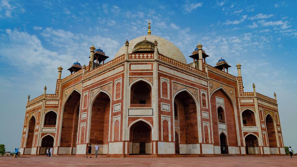 UNESCO World Heritage: Humayun Tomb!!!
Built in 1570; first garden-tomb on the Indian subcontinent in history.
#lifeatexpedia
#likealocal
#unesco #heritage #cityscape #mughal #architecture #art #arch #history