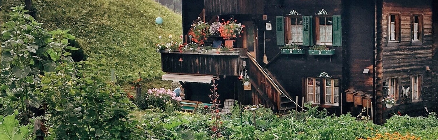 Mühlebach - the oldest village of Switzerland... I love the wooden houses that are burned black because of the sun. And yes - we get a lot of sun here 900 kilometres away from Hamburg. .
.
.
.
#mühlebach #switzerland #alpes #mountain #wallis #valais #schweiz