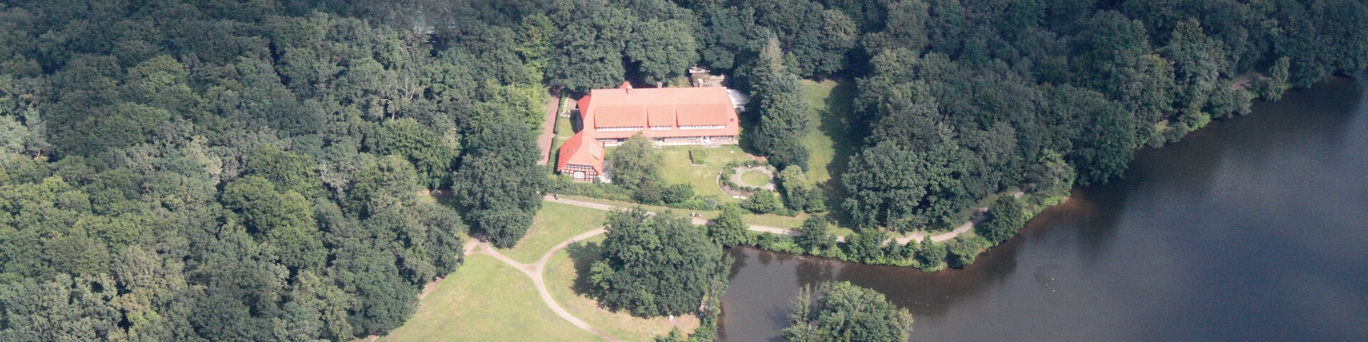 Fotoflug: von Flughafen Ganderkesee - Ganderkesee Stadt - Hasportsee - Roland Center - Grollaner See - Airport Bremen (identische Bildbeschreibung für File:2012-08-08-fotoflug-bremen zweiter flug 0001.JPG bis File:2012-08-08-fotoflug-bremen zweiter flug 0100.JPG