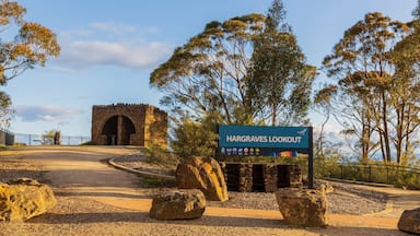 Placa indicando Hargreaves Lookout, com um edifício de pedra ao fundo.