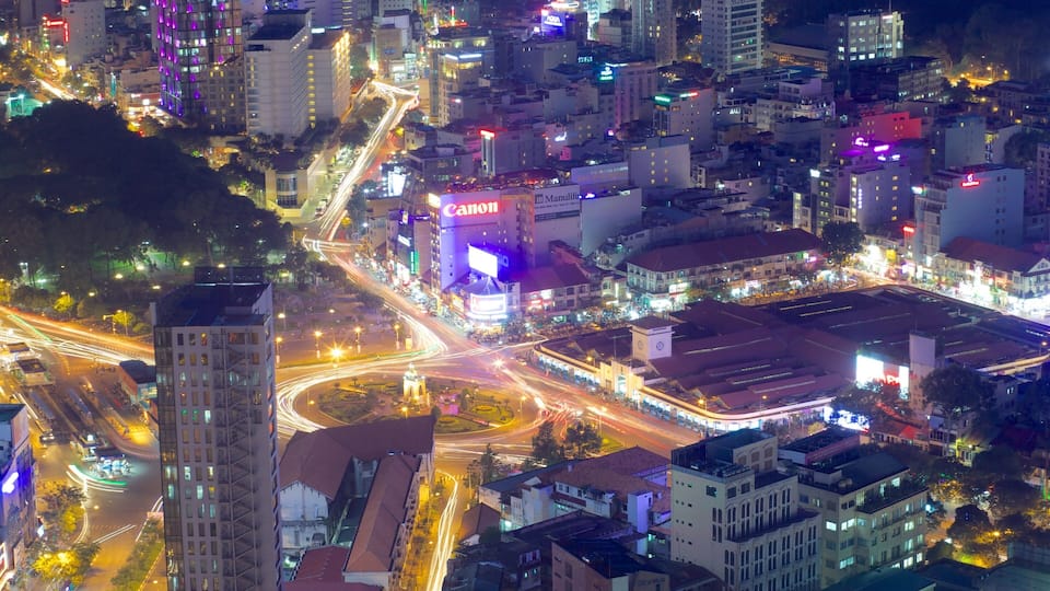 Cidade de Ho Chi Minh que inclui cenas noturnas e uma cidade