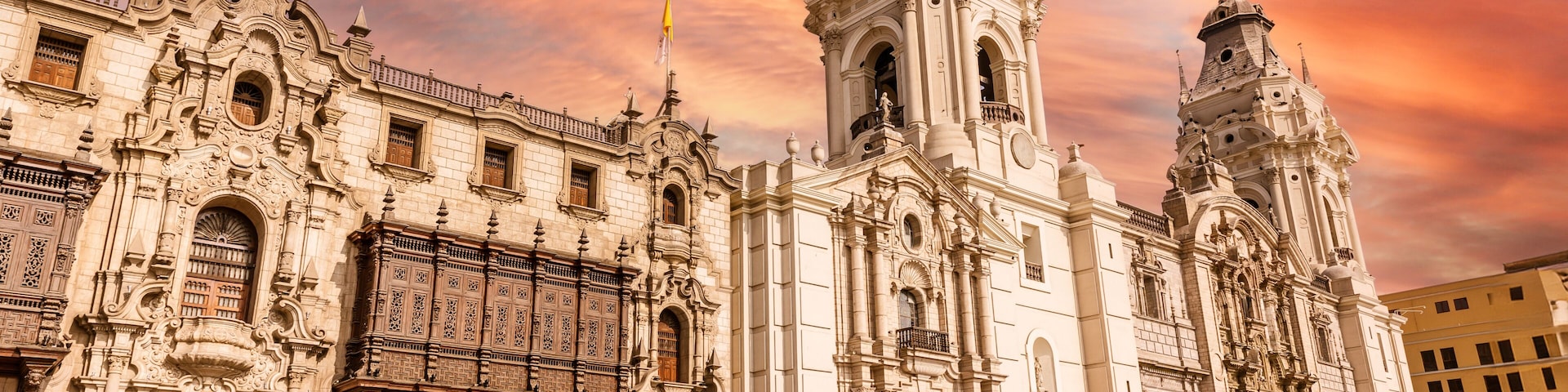 Uma catedral histórica com arquitetura ornamentada e uma torre de sino imponente.