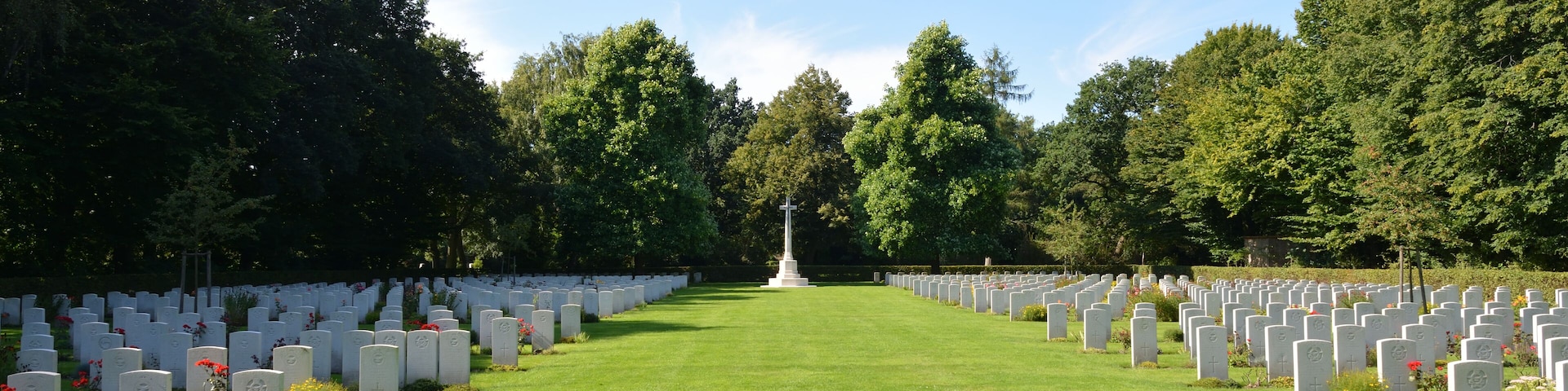 Impressionen aus dem Nordfriedhof in Kiel Ein Grossteil diese Friehofes ist den Gefallenen der beiden Weltkrige gewidmet.