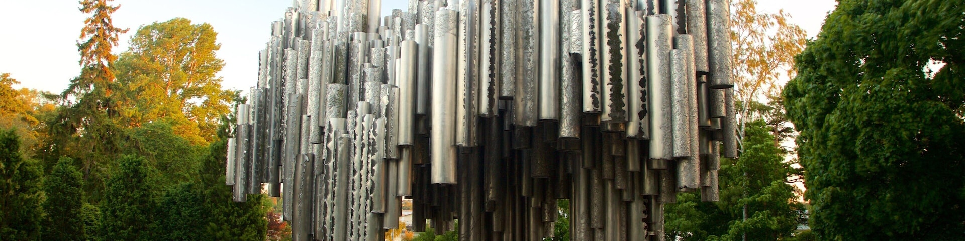 Helsinki que inclui um jardim e uma estátua ou escultura