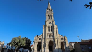 Uma igreja alta com uma agulha e um campanário.