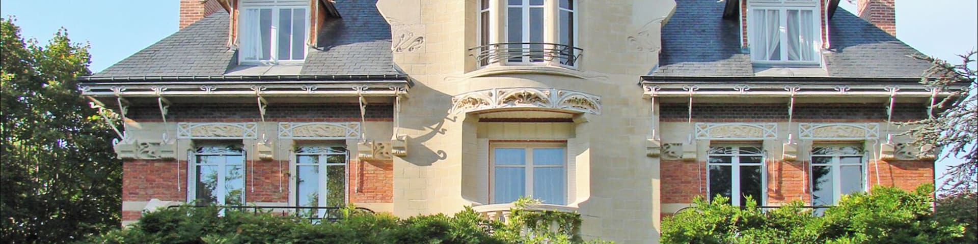 La façade sur la rue de la villa La façade présente une symétrie presque parfaite, elle est couronnée par un toit terrasse ornée d'une grille en fer forgé. ________________ La Hublotière est une propriété privée (architecte Hector Guimard, 1896) Première villa Art Nouveau de Guimard, cette construction est contemporaine du Castel Béranger voir l'album du Castel Béranger www.flickr.com/photos/dalbera/sets/72157626018347091/with... Site officiel de la Hublotière hublotiere.free.fr/cadre.html