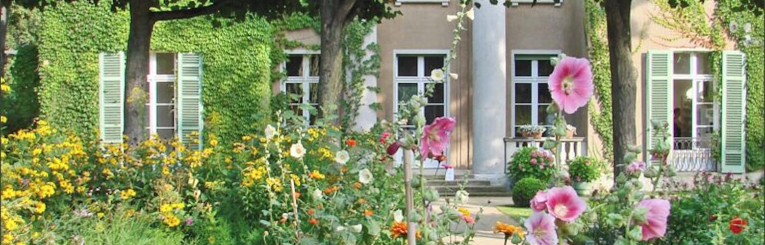 La villa coté jardin En 1909, Max Liebermann fait construire une maison d'été au bord du lac "Wannsee". Après avoir passé tous ses étés en Hollande où il peint de très nombreuses oeuvres, Wannsee devient pour lui un refuge loin de Berlin et de son agitation. Plus de 200 toiles ont été créées dans le parc de sa villa. En 1940, à cause des origines juives de la famille, sa veuve est dépossédée par le régime national-socialiste de la villa qui, après la guerre, en 1951, est rendue à la fille de l'artiste. Elle est ensuite vendue à la ville de Berlin par les héritiers et ce n'est qu'en 1997 que la villa peut devenir un musée. Après une longue période de travaux pour restituer l'ensemble selon les plans d'origine, la villa et son parc sont ouverts au public en avril 2006 avec l'aide de nombreux donateurs et bénévoles. Site de la villa de Max Liebermann (Berlin) www.liebermann-villa.de/ Article Wikipedia sur Max Liebermann fr.wikipedia.org/wiki/Max_Liebermann Photo Annie Dalbéra