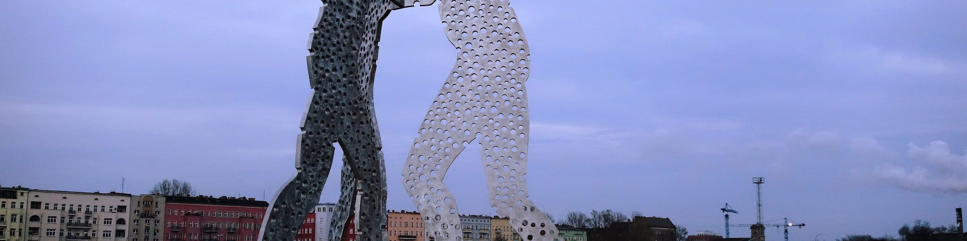 Molecule Man Sculpture, An den Treptowers
