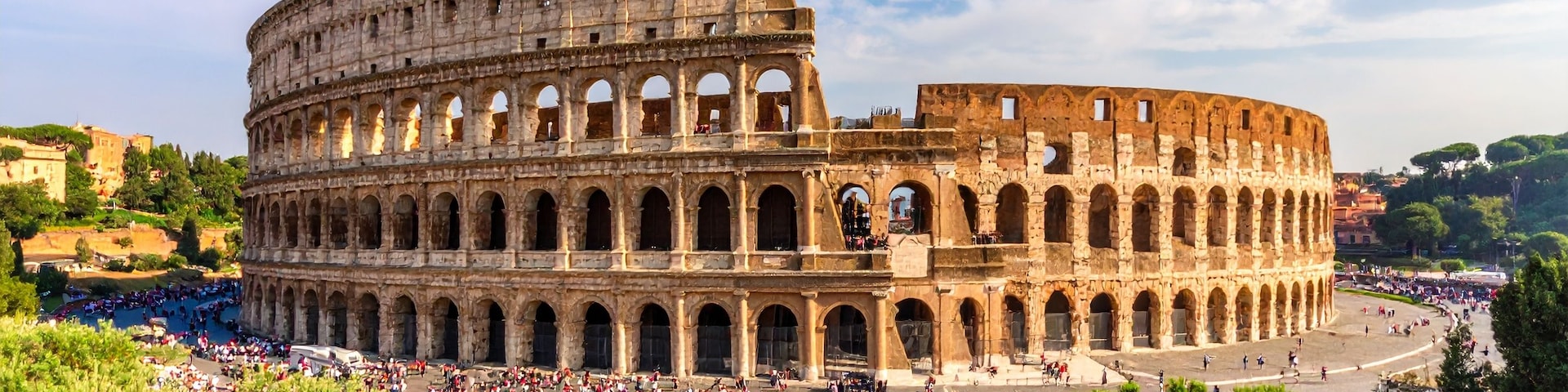 O Coliseu em Roma, com turistas ao redor.