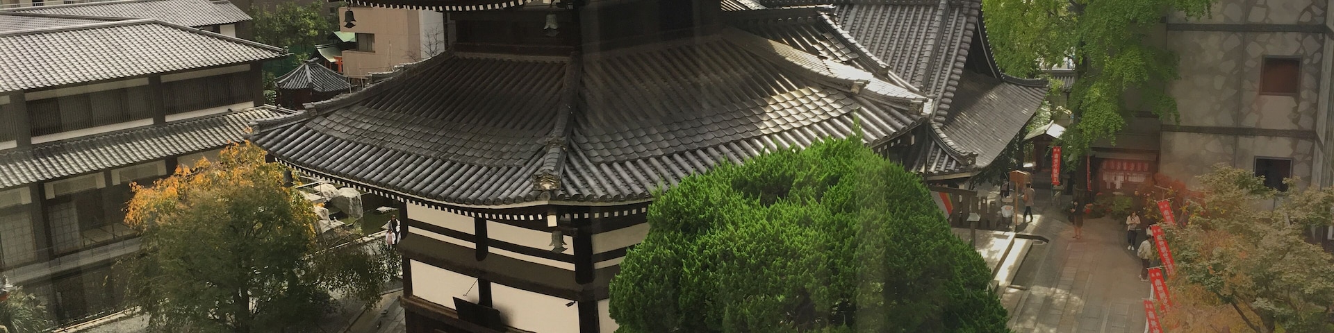 View towards the Rokkaku-dō temple and the dōjō on the left, seen from the museum at the Ikenobō Headquarters, Kyoto.