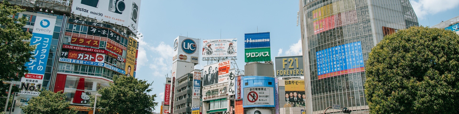 Shibuya showing a city and street scenes