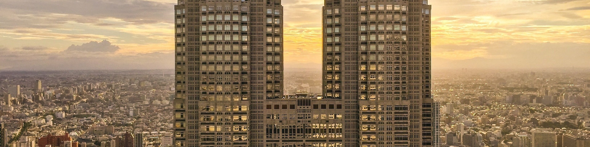 Dois edifícios altos com um cenário urbano movimentado.