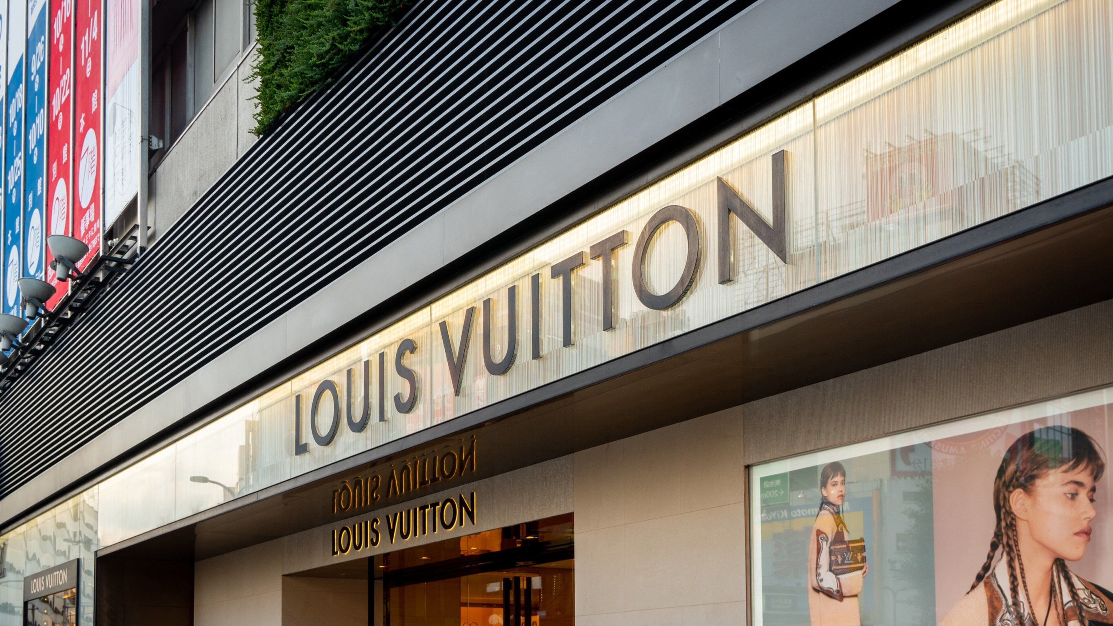 Exterior da loja Louis Vuitton, com grande sinalização e design arquitetônico moderno.