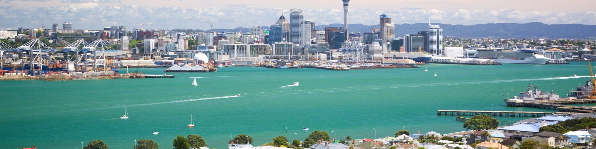 Devonport mostrando um rio ou córrego, uma cidade e linha do horizonte