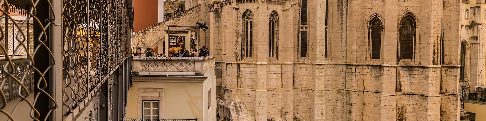 Uma catedral histórica com janelas em arco e um campanário.