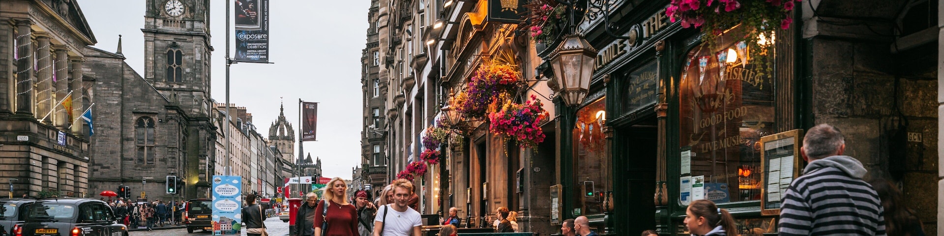 Old Town Edinburgh showing street scenes, outdoor eating and a city