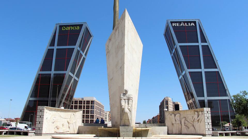 Tetuán/Chamartín | Plaza Castilla José Calvo Sotelo monument. Arch. Manuel Manzano-Monís y Mancebo, then his son Manuel Manzano-Monís y López-Chicheri Sculptor: Carlos Ferreira 1957-60 Torres KIO or Puerta de Europa Office towers. Arch. Philip Johnson and John Burgee 1989-96