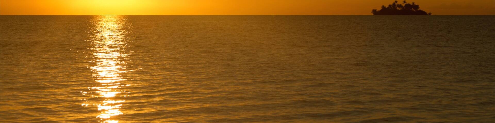 Tonga caracterizando paisagens litorâneas e um pôr do sol
