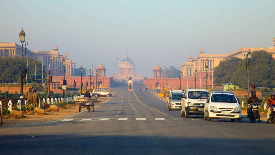 Delhi showing street scenes, a castle and heritage architecture