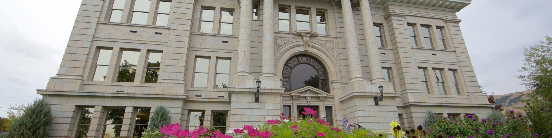 Missoula caracterizando arquitetura de patrimônio, flores silvestres e um jardim