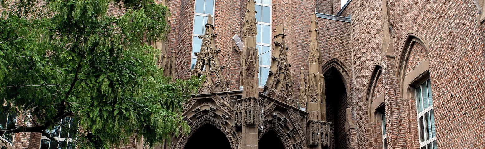 Front entrance to the Yale Peabody Natural History Museum in New Haven CT