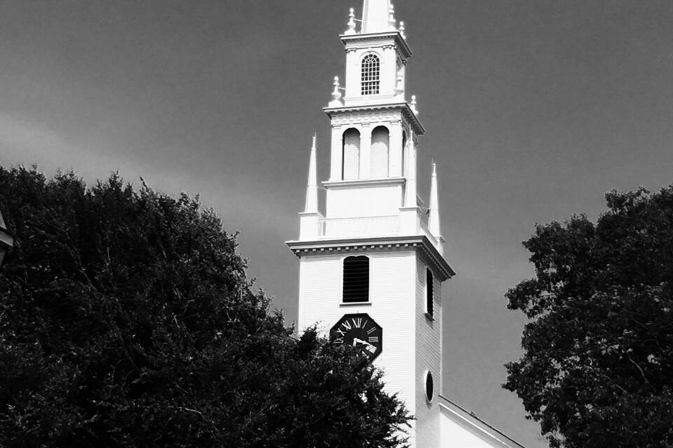 Uma igreja com uma torre alta e um relógio.