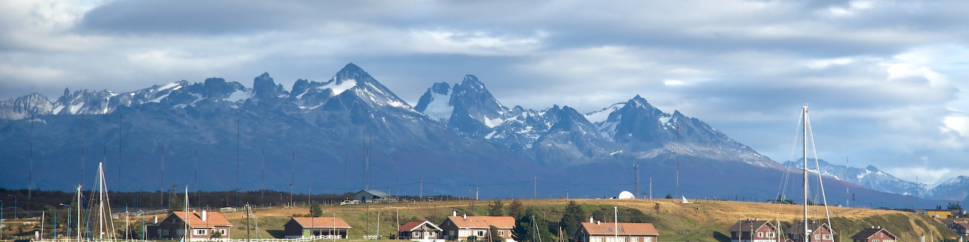 Porto de Ushuaia caracterizando paisagem, um lago ou charco e uma baía ou porto