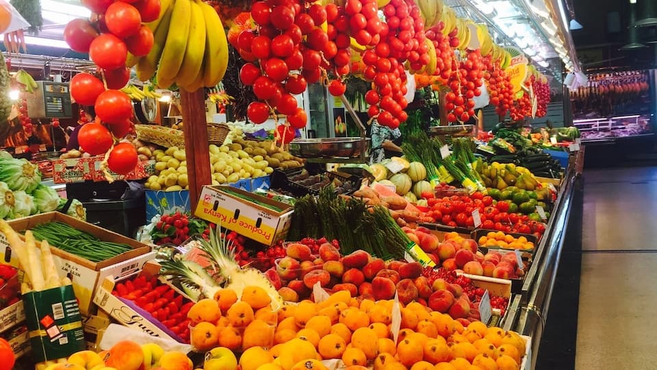 Great #market with lots of healthy options. On the weekends this place is packed. A very nice friendly Spanish neighbourhood. Also the line 5 metro stop 'Collbanc' is right out the front.