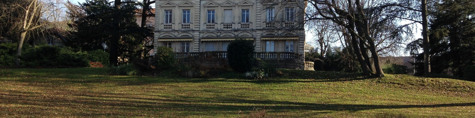 Hôtel de Ville de Sainte Foy-lès-Lyon, vu depuis son parc en automne.