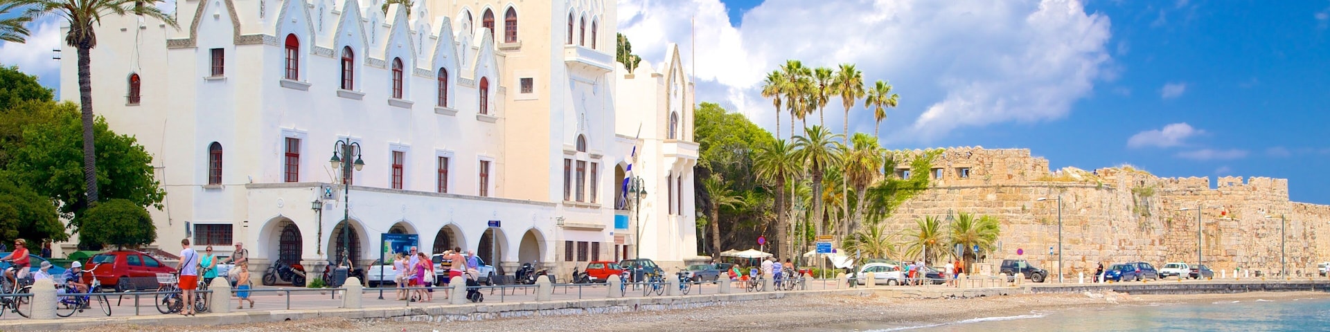 Cos que inclui uma cidade litorânea e um pequeno castelo ou palácio