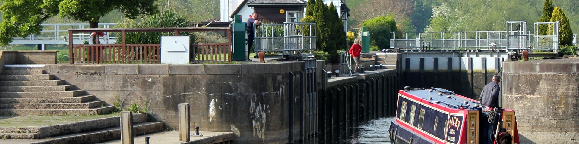 Goring on Thames; negotiating the lock.