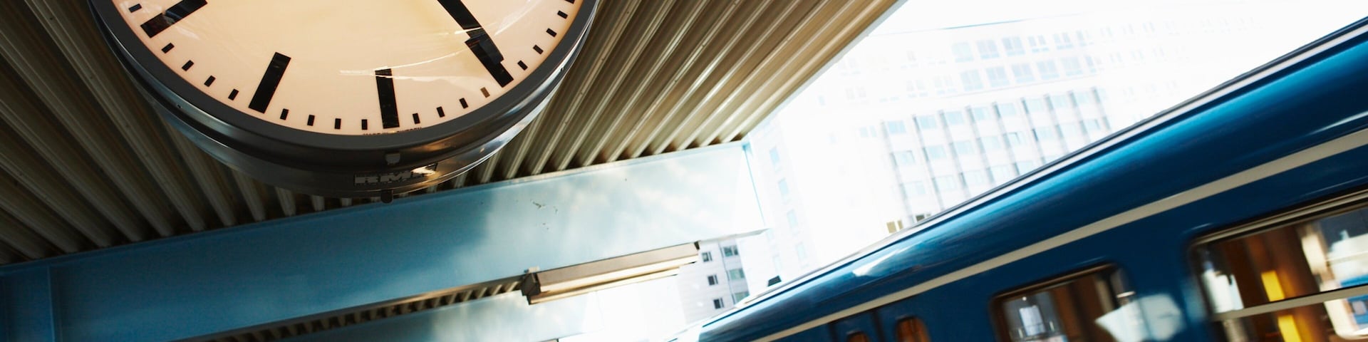 Kista que inclui itens de ferrovia