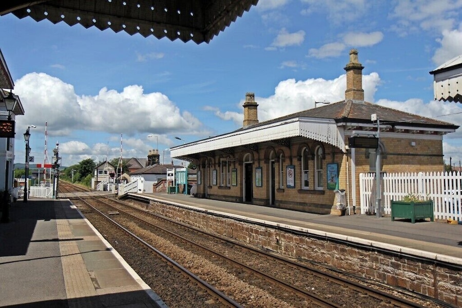Ticket office and level crossing, Gobowen railway station