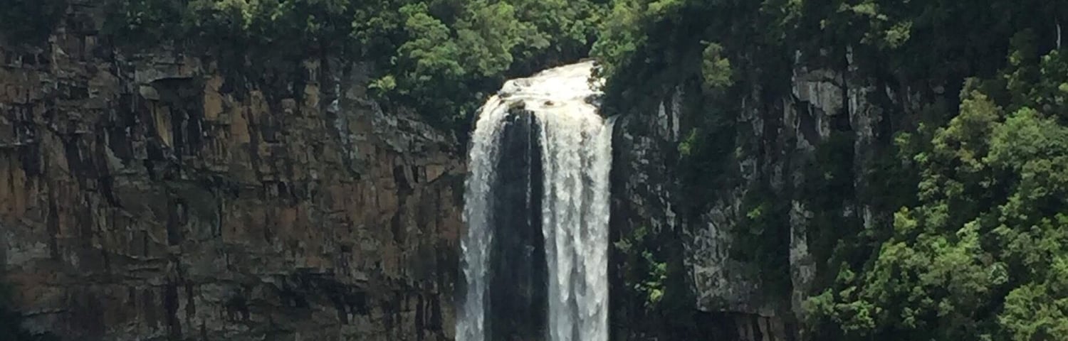 A cascata caracol é um dos lugares mais bonitos de canela. você pode ver o local  de um mirante ou de um bondinho. recomendo mas o bondinho, que tem alguns pontos de parada para fotos. 
Caracol Falls is one of the most beautiful places in Canela. you can see ir from The lookout or from tram, which I recommend because of the stops where you can take pictures