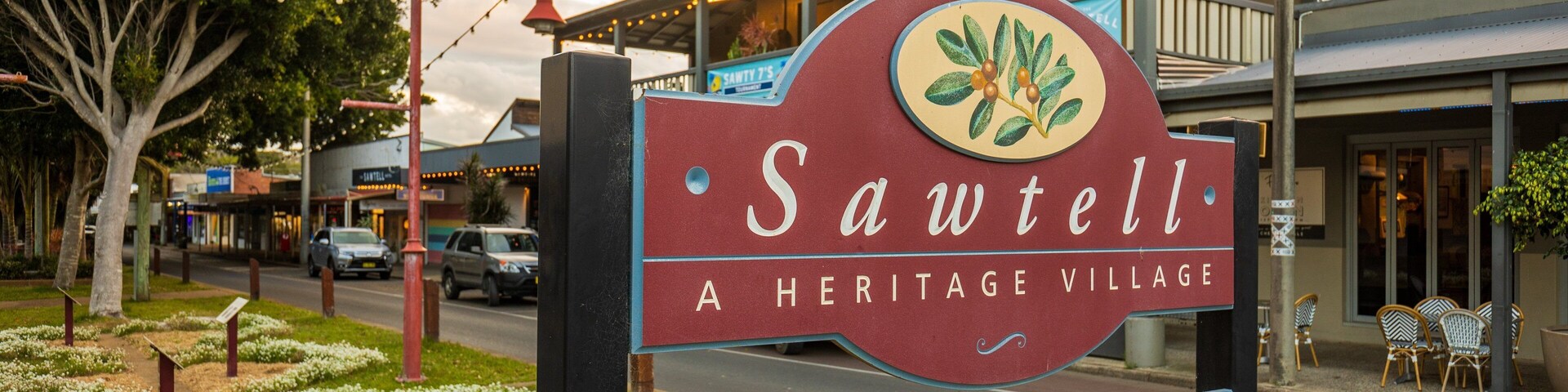 Placa para a Vila Patrimonial de Sawtell, com um jardim memorial.